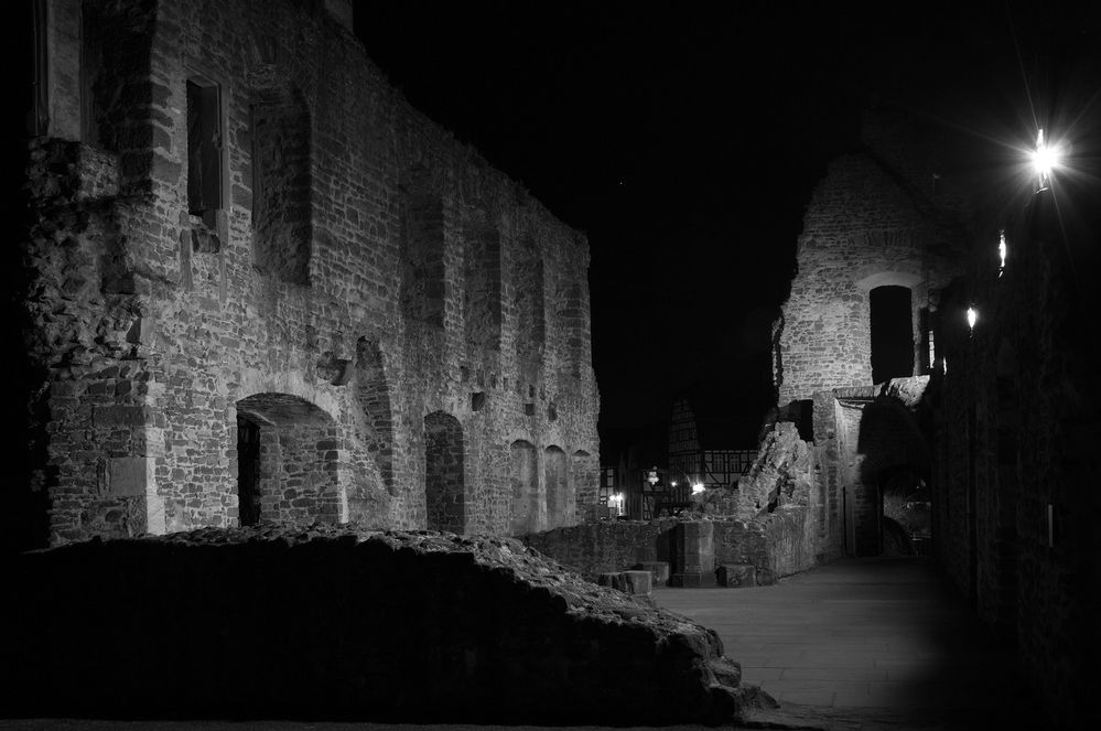 Dreieichehainer Burgruine bei Nacht Foto & Bild | architektur, architektur bei nacht, outdoor ...