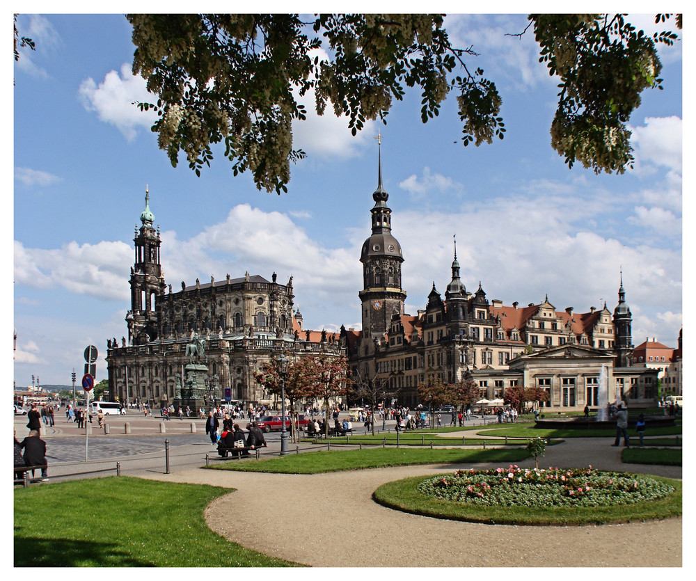 Dresden Schlossplatz mit Hofkirche und Stadtschloss>>>>>>> vom Zwinger ...