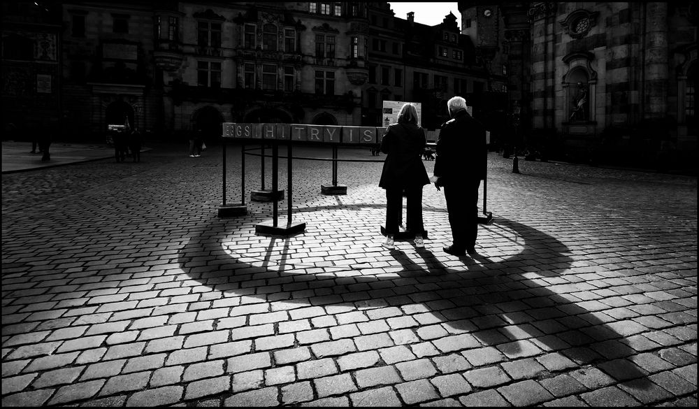 Dresdens Schlossplatz Foto & Bild | architektur, streetfotografie mit menschen, techniken Bilder ...