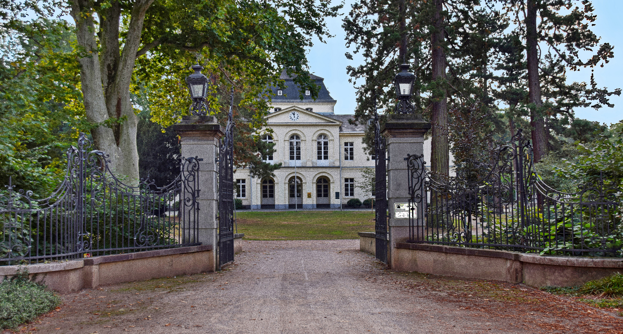 Düsseldorf - Schloss Eller und der Schlosspark - Foto & Bild | world ...