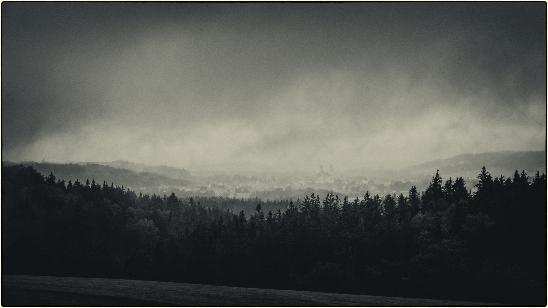 Düster sieht`s heute aus Foto & Bild | monochrom, dokumentation ...