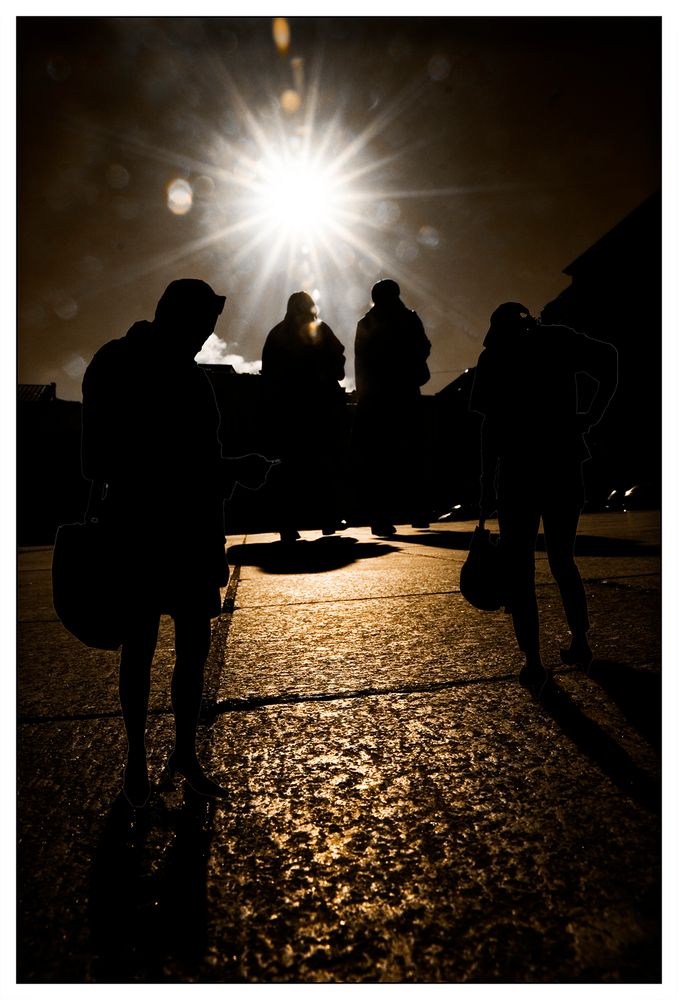 Dunkel war's,der Mond schien helle ... Foto & Bild | street, menschen, streetfotografie mit ...