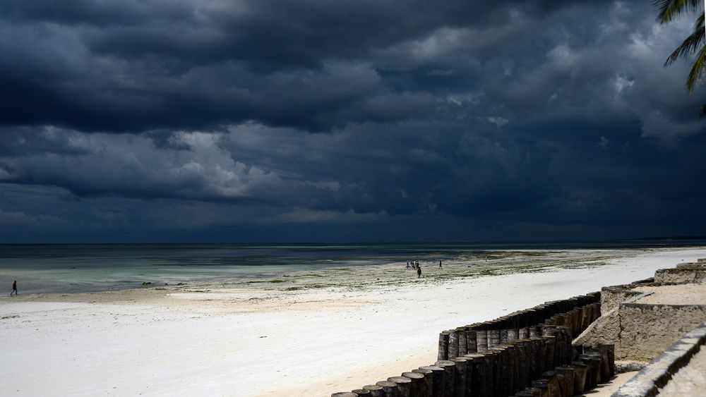Dunkle Regenwolken Foto & Bild | africa, eastern africa, tanzania ...