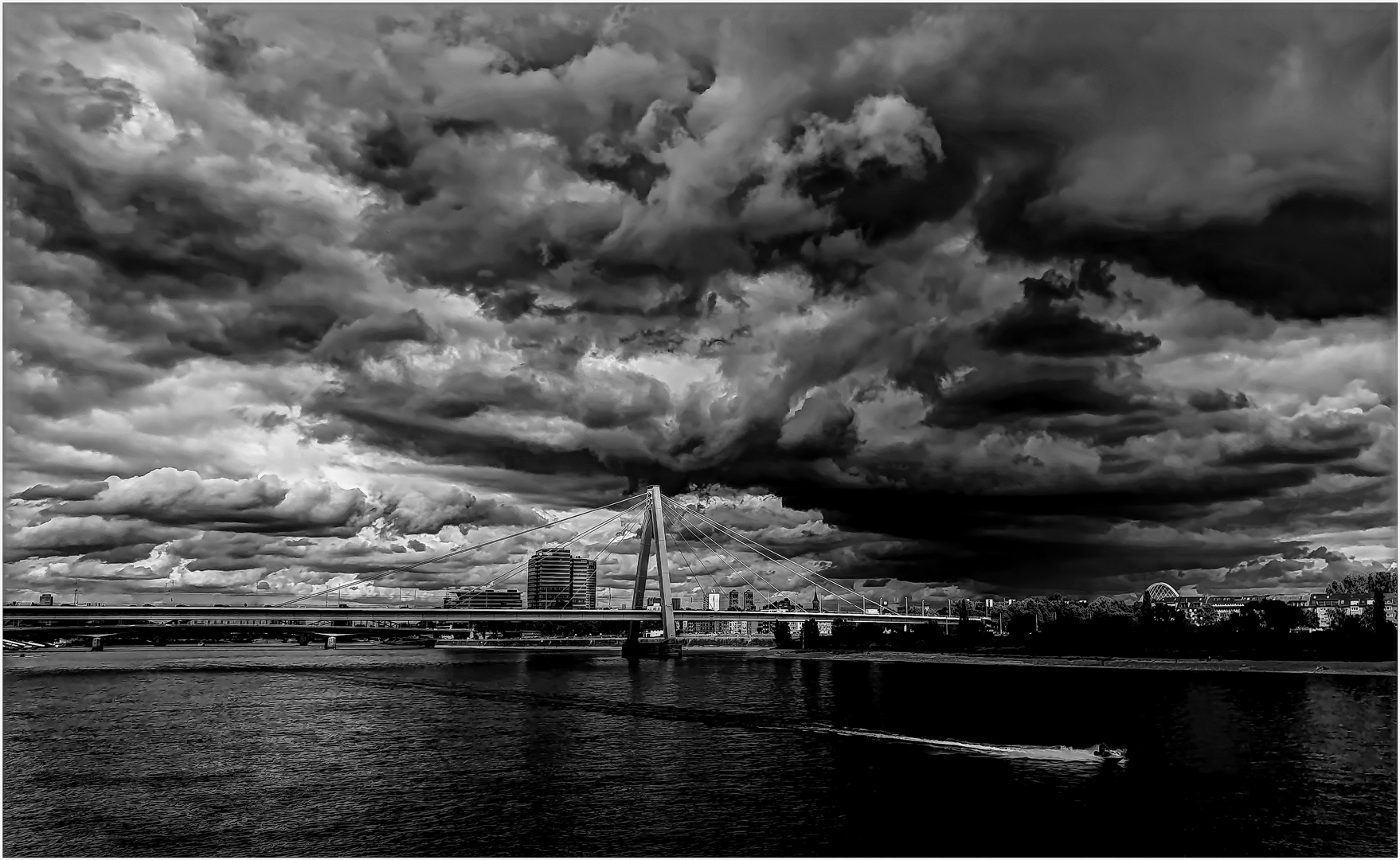 Dunkle Wolken ... Foto & Bild | wolken, himmel, rhein Bilder auf ...