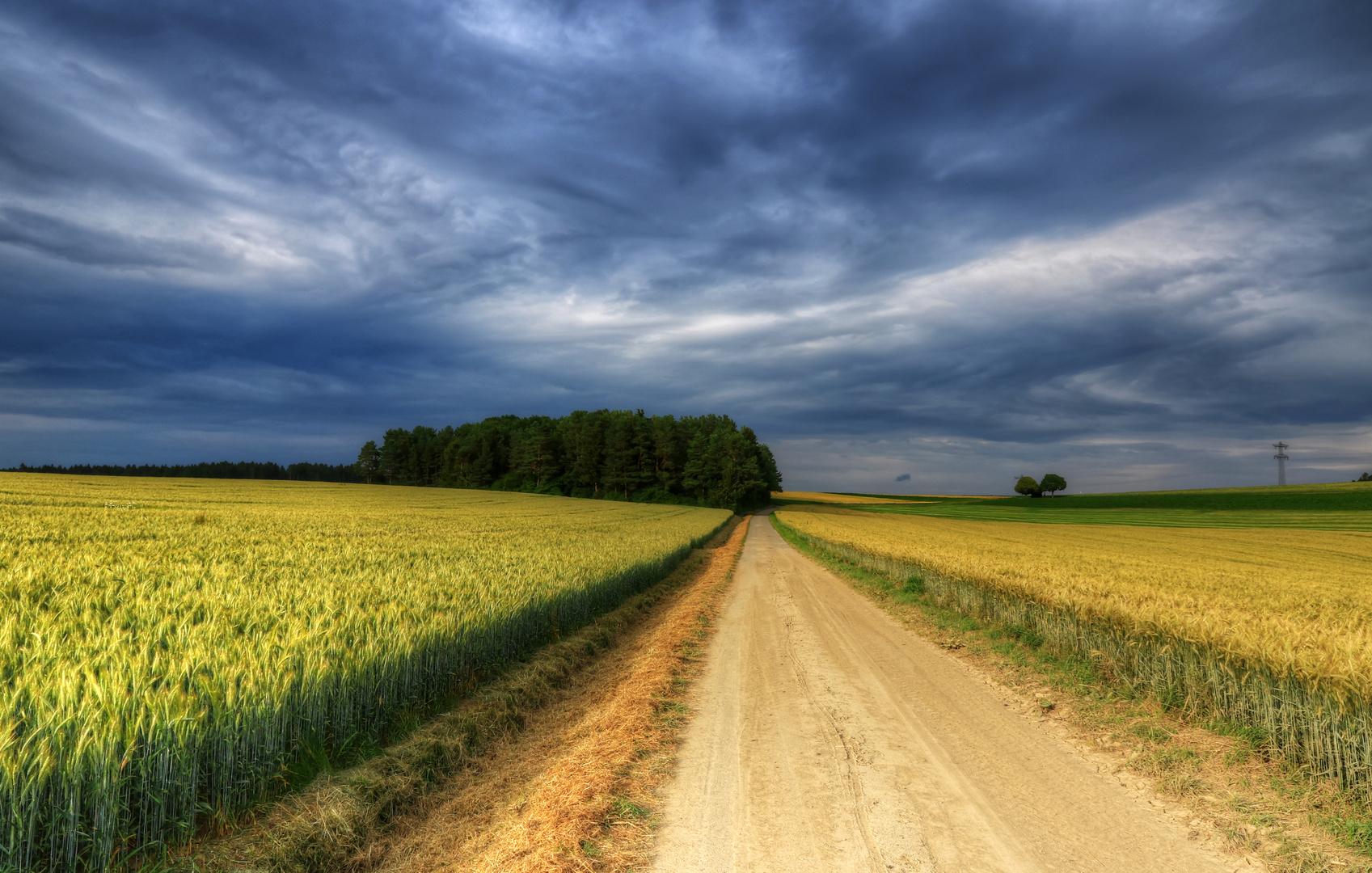 Dunkle Wolken liegen über den Feldern. Foto & Bild | landschaft ...