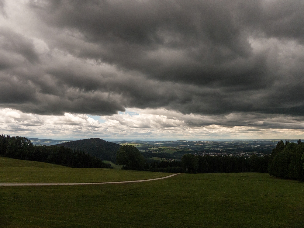 Dunkle Wolken über Hauzenberg Foto & Bild | bayerischer wald Bilder auf ...
