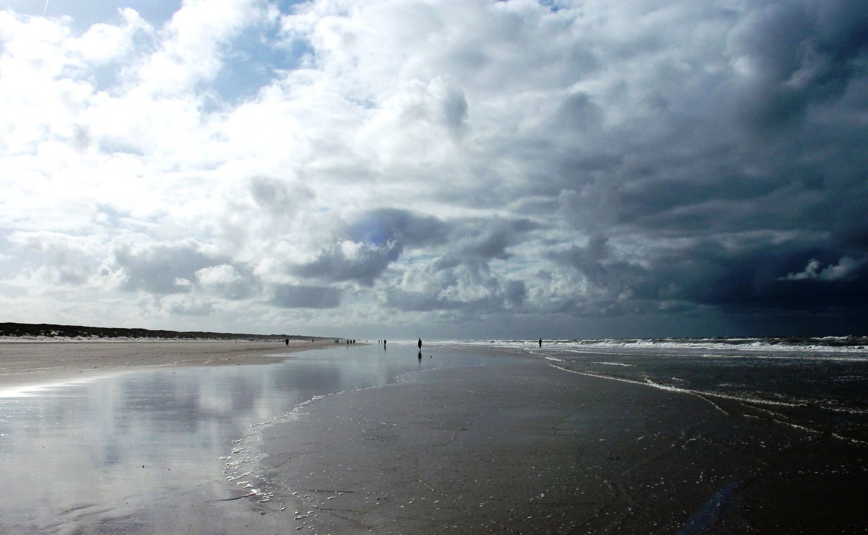 Dunkle Wolken ziehen auf Foto & Bild | deutschland, europe, schleswig ...