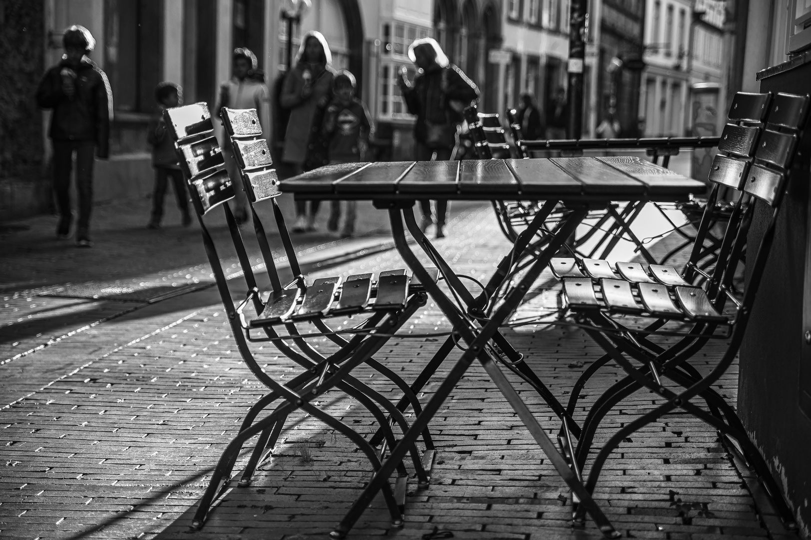 Durch die Altstadtgasse Foto & Bild | architektur, streetfotografie mit menschen ...