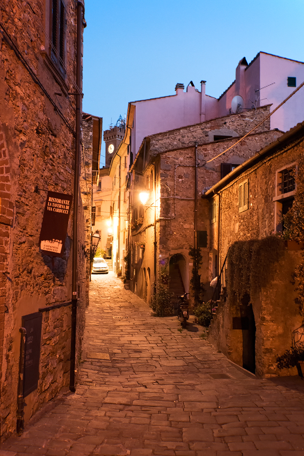 Durch enge Gassen aufwärts ... Foto & Bild | city, italy, world Bilder auf fotocommunity