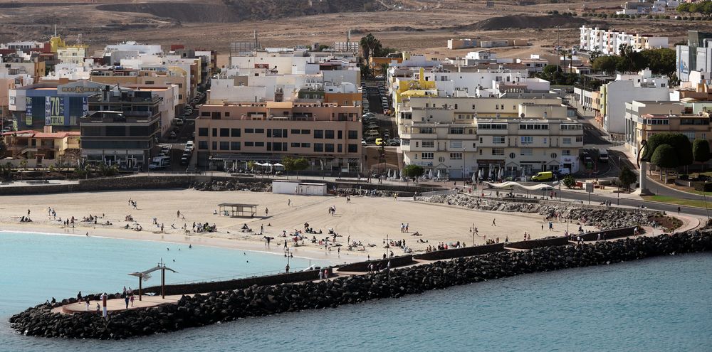 Durchblick durch die kurzen Straßen von Puerto Del Rosario auf ...