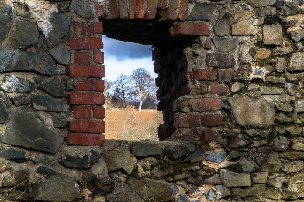 Durchblick durch ein Fenster in der Ruine Foto & Bild | projekte, 4 - donnerstag mit durchblick ...