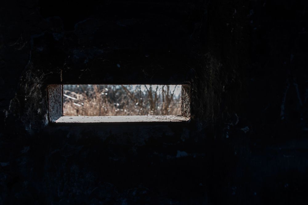 Durchblick durch eine Öffnung im Verteitigungsbunker Foto & Bild | projekte, 4 - donnerstag mit ...