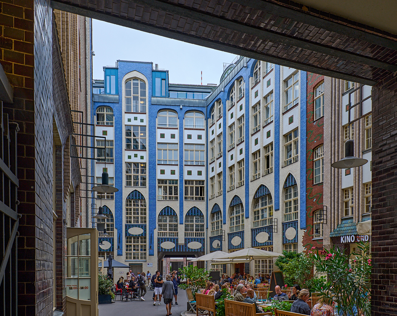 Durchblick in eine der schönsten Innenhöfe Berlins, sie befinden sich ...