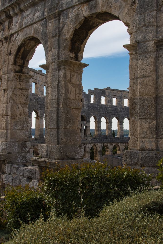 "Durchblick" in Pula Foto & Bild | architektur, europe, balkans Bilder ...