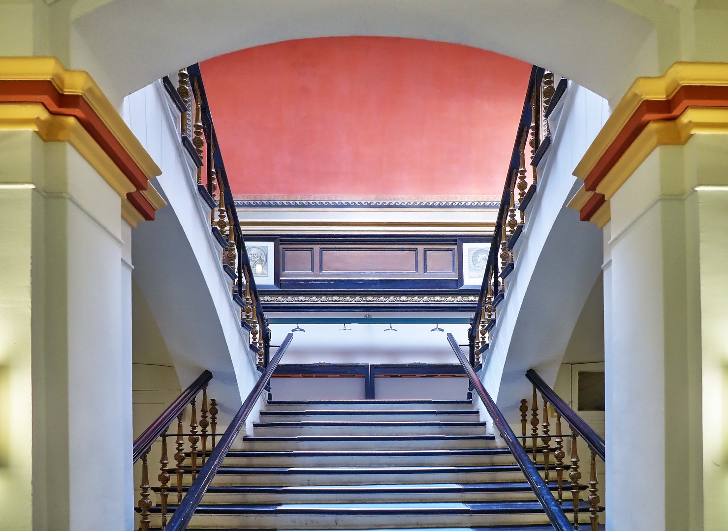 Durchblick ins Treppenhaus Foto & Bild | architektur, treppen und treppenhäuser, projekte Bilder ...