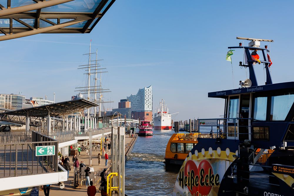 Durchblick zur Elphi Foto & Bild | fotos, world, hamburg Bilder auf ...