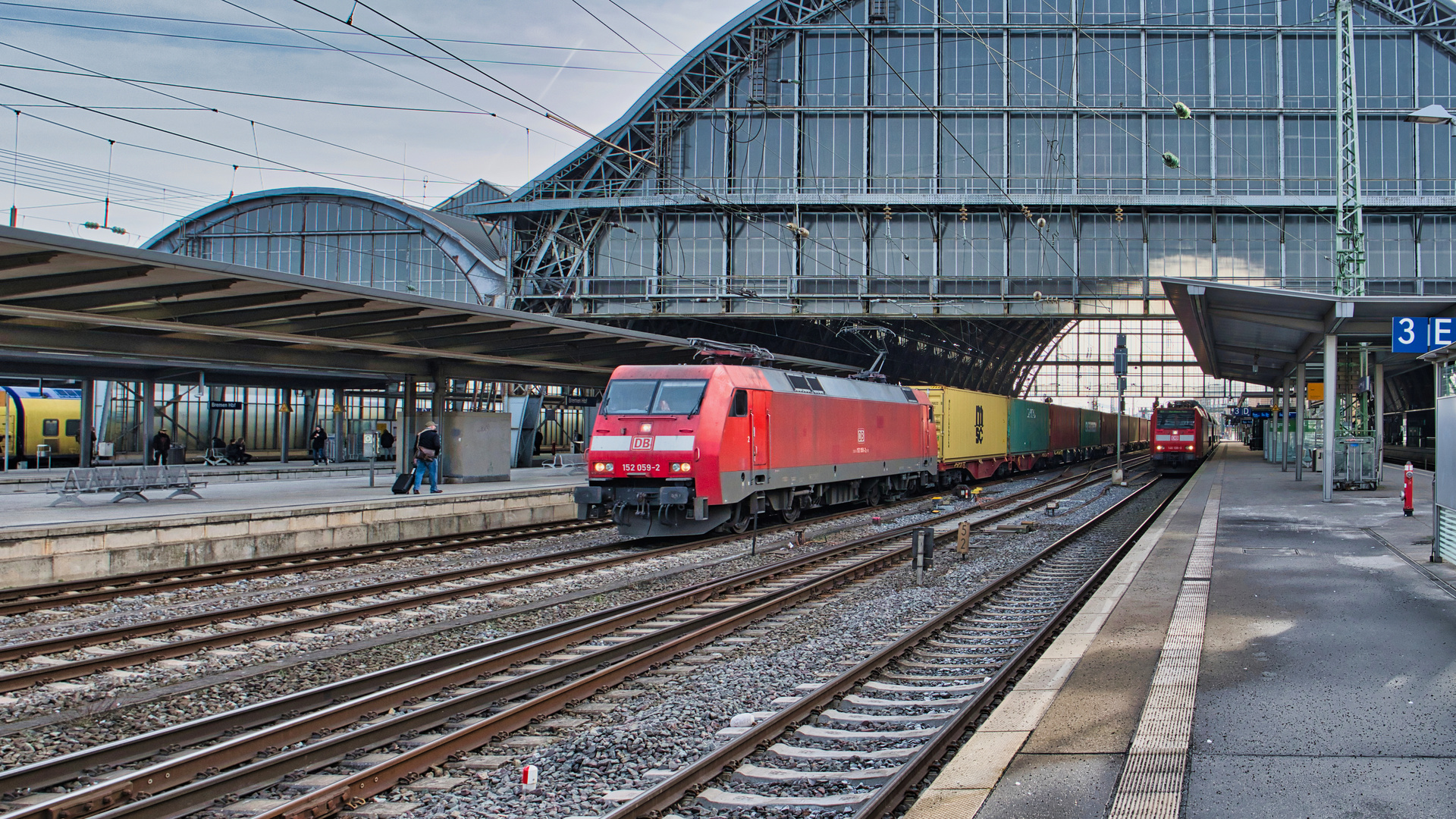 Durchfahrt Containerzug Foto & Bild | bahnsteig, schienen, loks Bilder ...