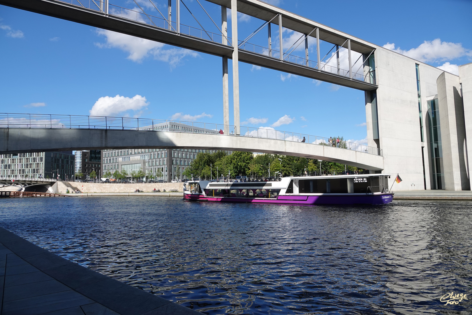 Durchfahrt mit Durchblick Foto & Bild | berlin, spree, architektur ...
