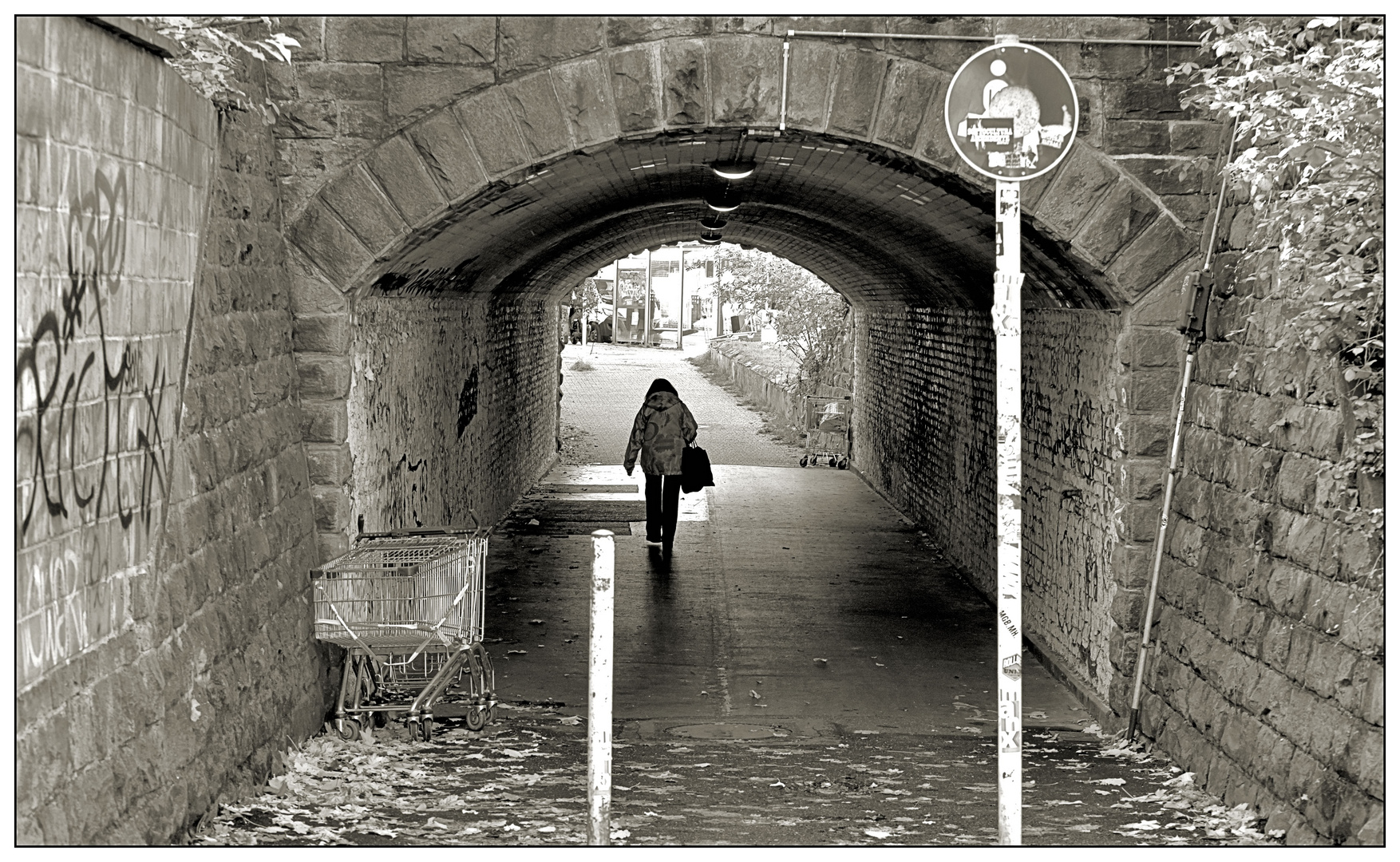 Durchgang Foto & Bild | architektur, reportage dokumentation, streetfotografie mit menschen ...