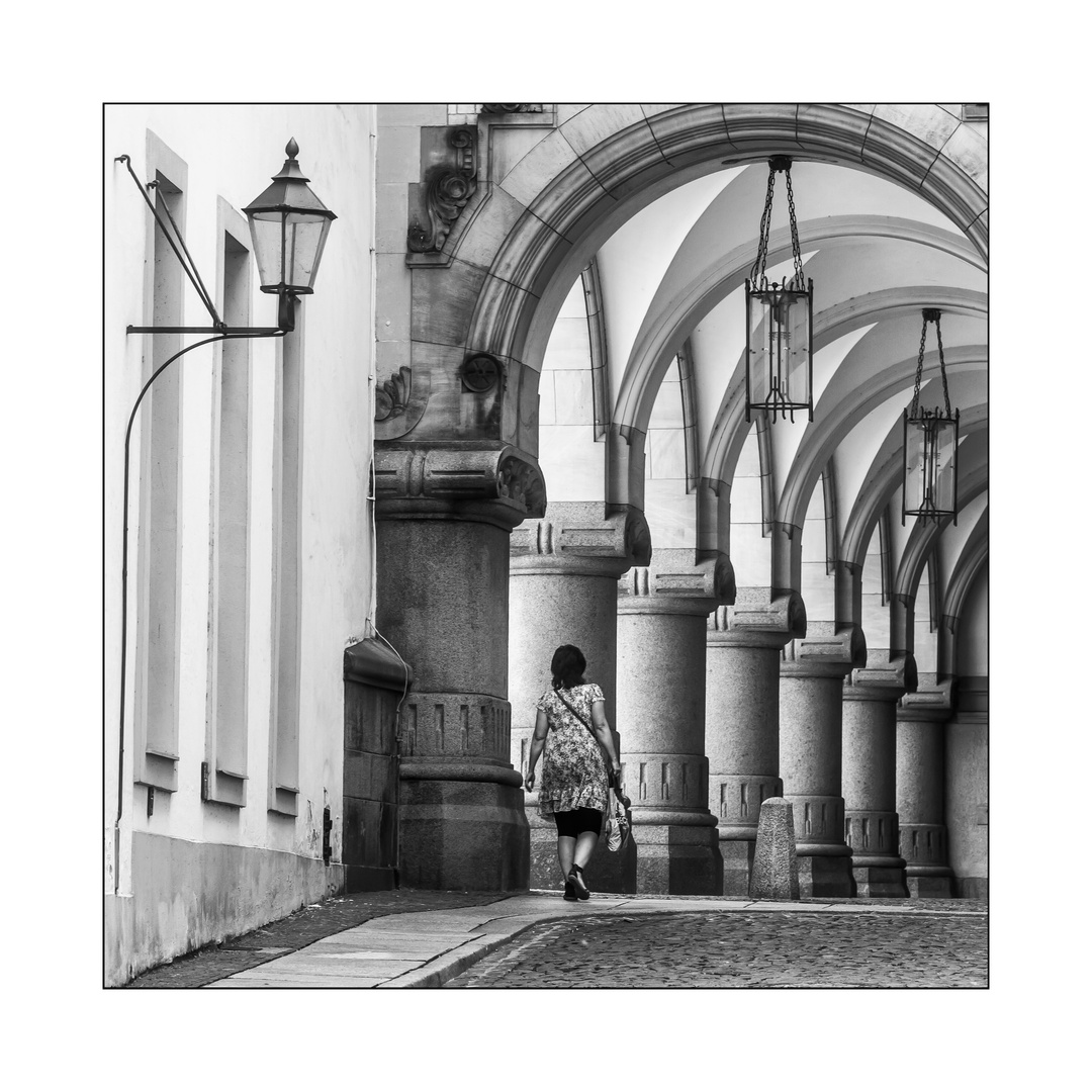 Durchgang Foto & Bild | architektur, streetfotografie mit menschen, fotokunst Bilder auf ...