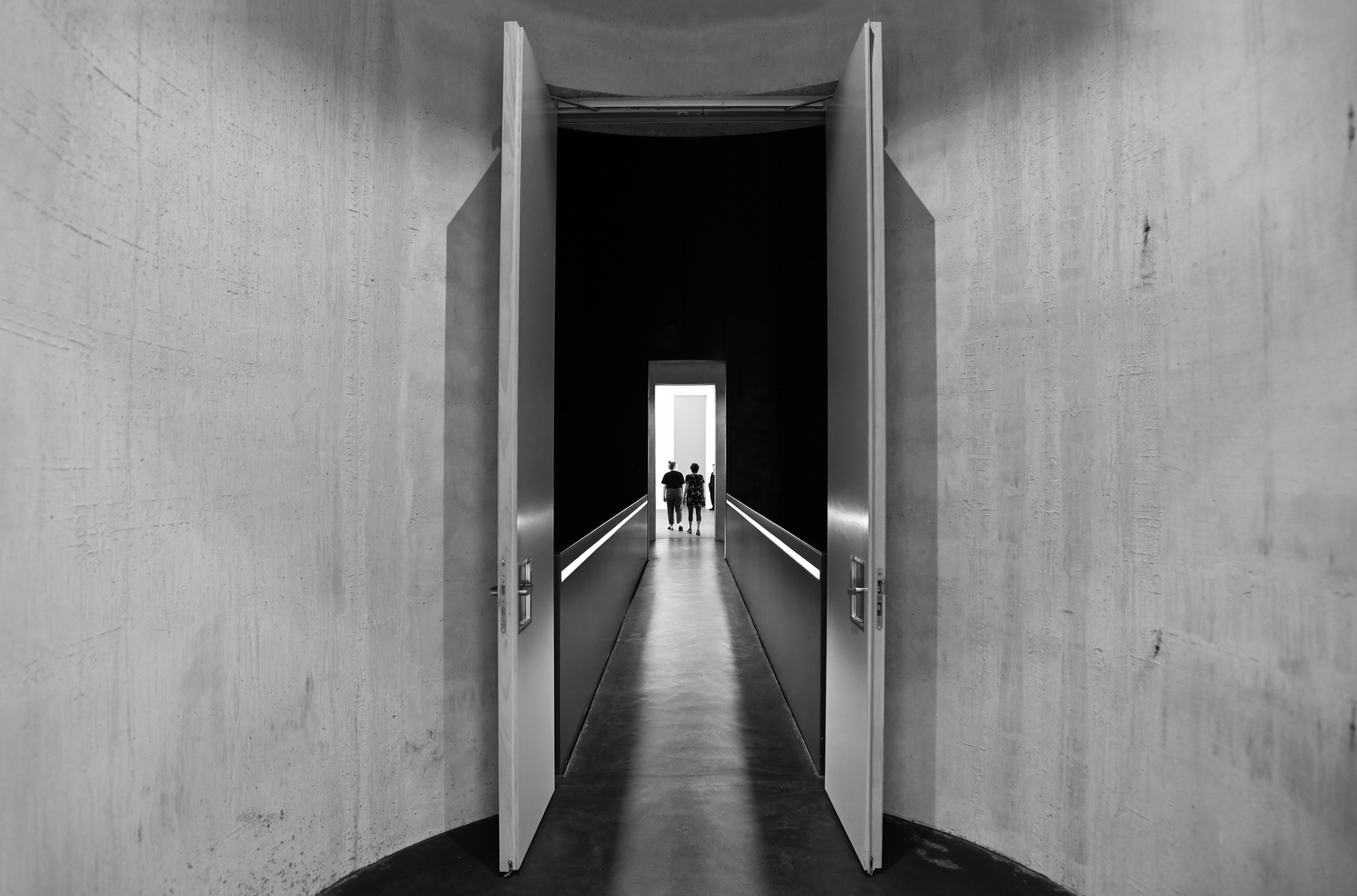 - Durchgang - Foto & Bild | erwachsene menschen, industrie und technik, streetfotografie mit ...