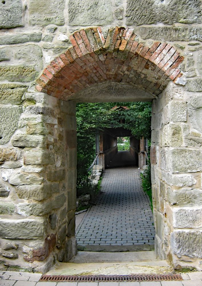 Durchgang und ein langer Weg dahinter Foto & Bild | architektur, natur ...