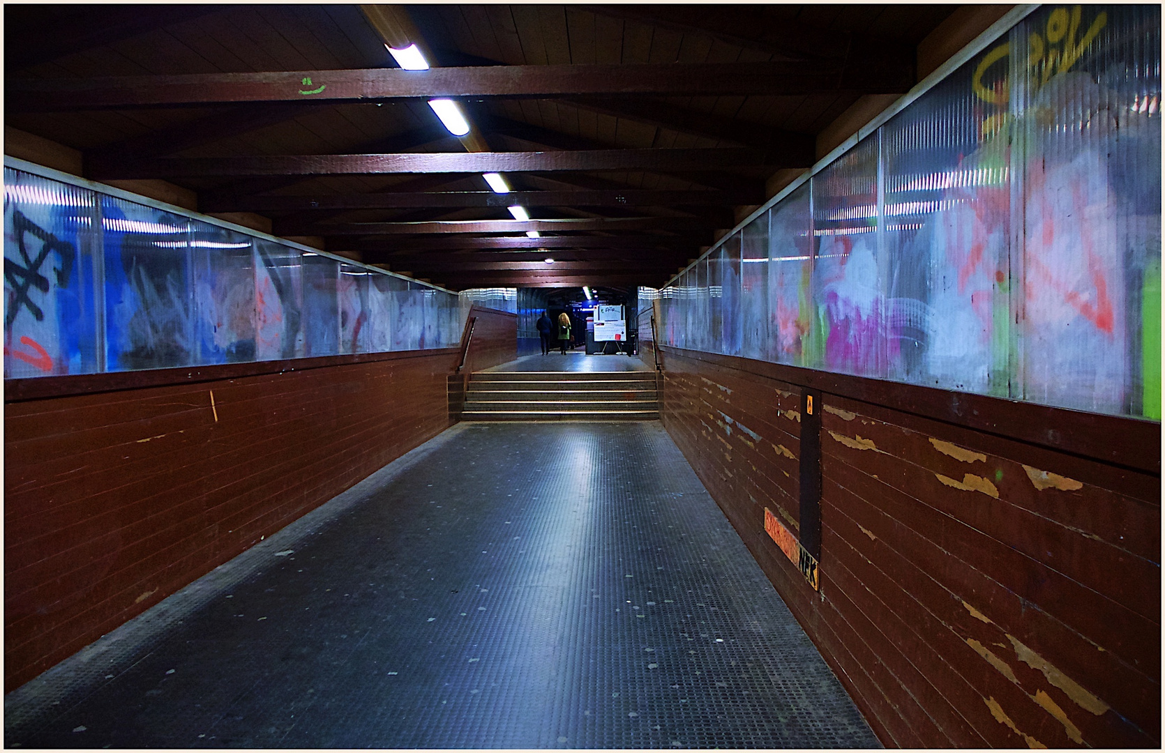 Durchgang zu den Gleisen Foto & Bild | architektur, streetfotografie mit menschen, projekte ...