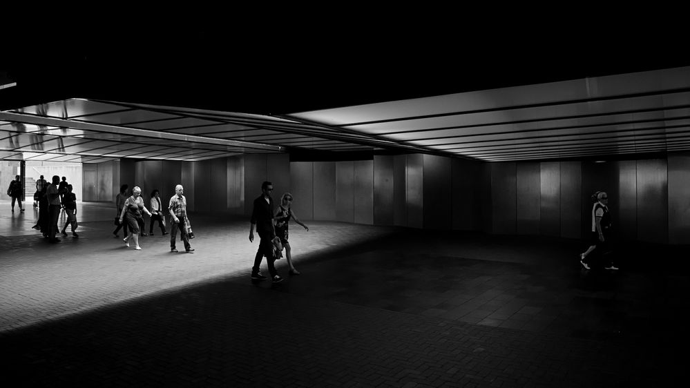 People in the underground - Bild & Foto von Günter Heimbucher aus ...