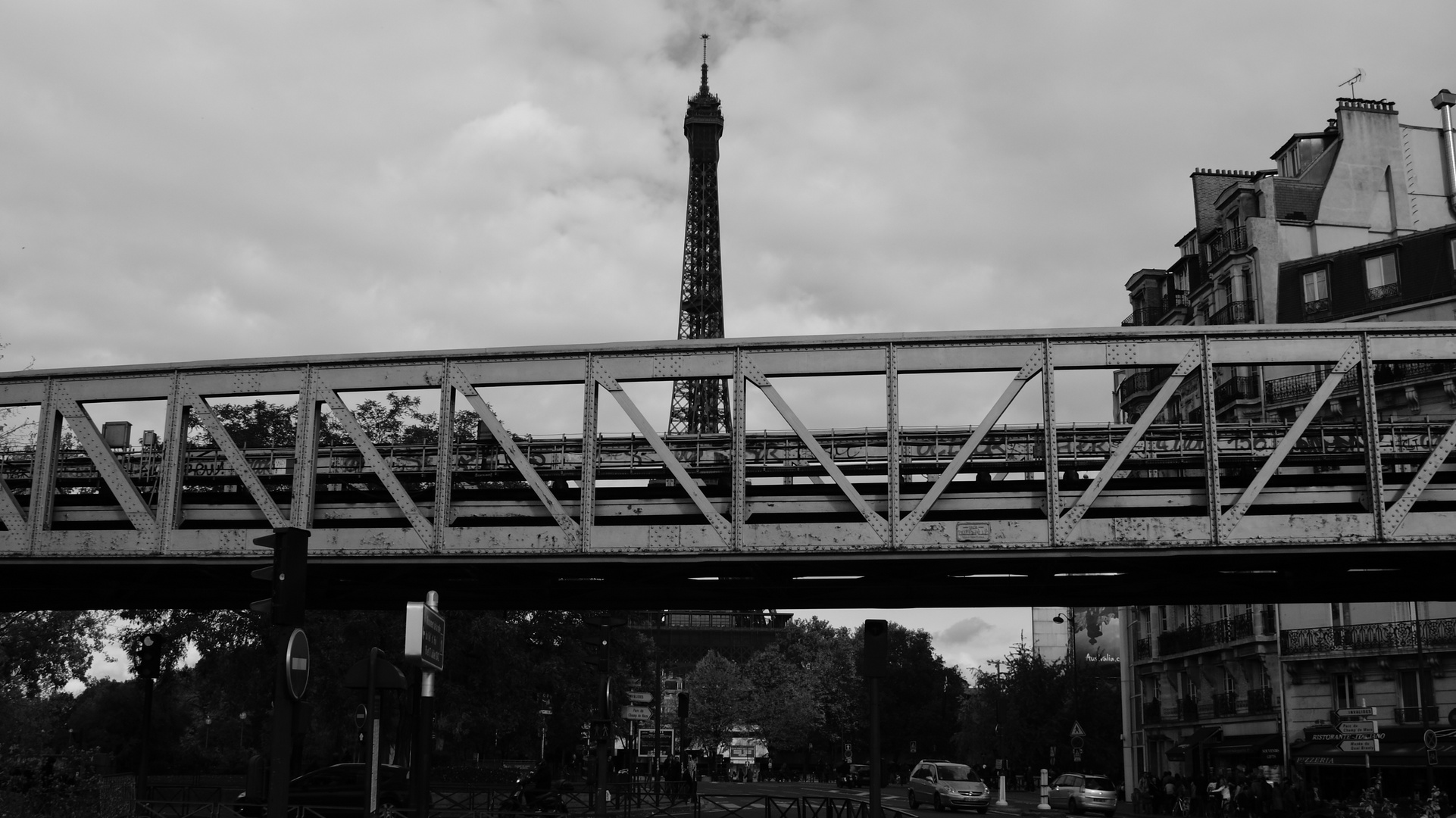 Eiffelturm hinter Metro Foto & Bild | europe, france, paris Bilder auf ...