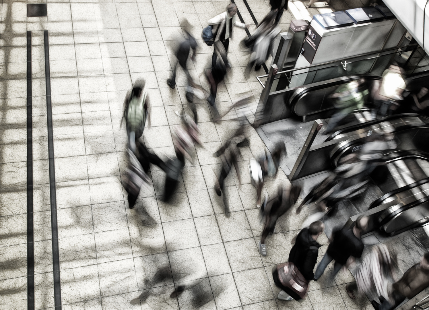 eile mit weile Foto & Bild | streetfotografie mit menschen, fotokunst, monochrome fine art ...