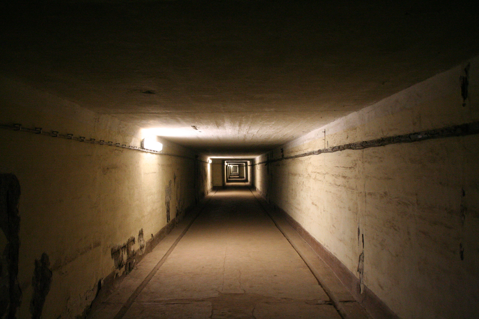 ein 200m langer Bunkergang 14m unter der Erde Foto & Bild | reportage ...