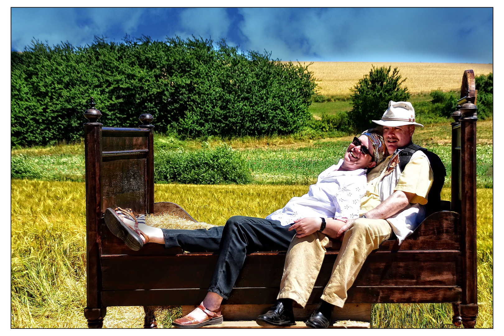 Ein Bett im Kornfeld ... Foto & Bild | erwachsene menschen, landschaft, jahreszeiten Bilder auf ...