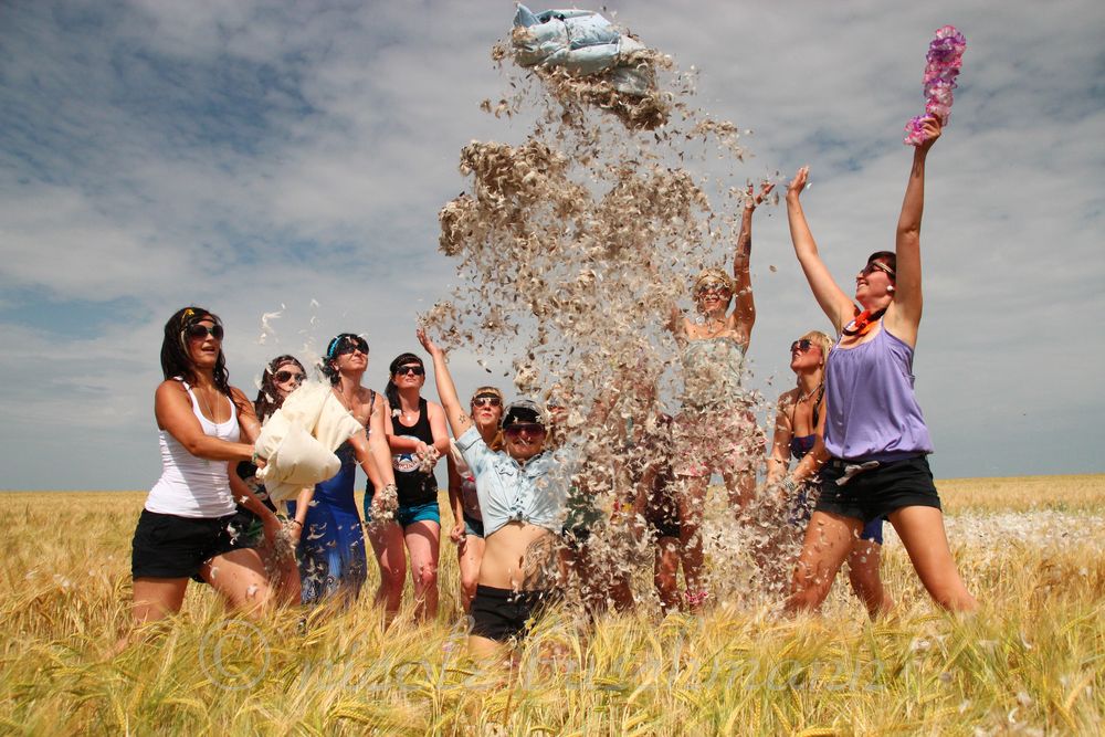 Ein Bett im Kornfeld ... Foto & Bild | erwachsene, gruppen, mehrere menschen Bilder auf ...