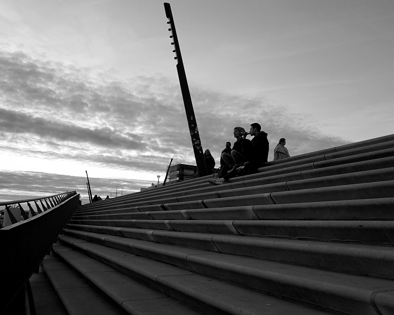 Ein Bierchen am Feierabend Foto & Bild | streetfotografie mit menschen, kommunikation; grafik ...