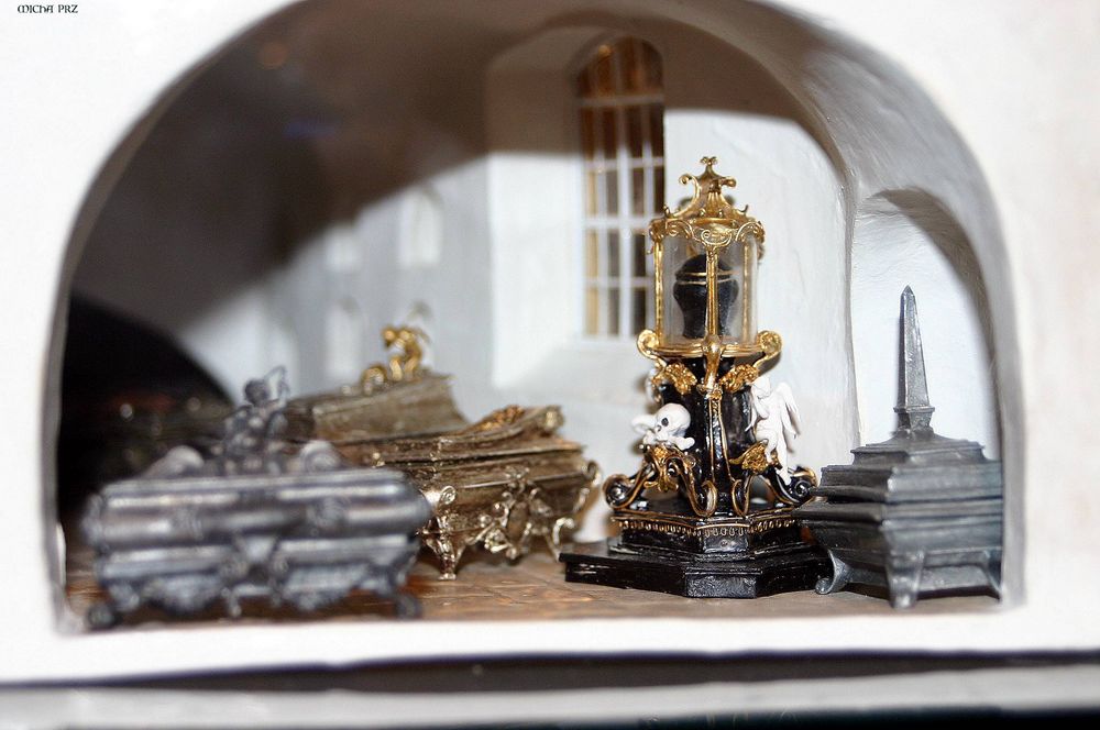 ein Blick in die Gruft der Kirche... Foto & Bild | stillleben, figuren ...