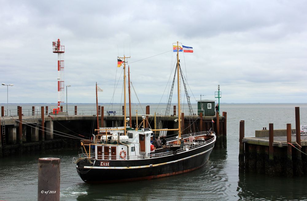 Ein Boot läuft aus Foto & Bild | landschaft, schiffe und seewege ...