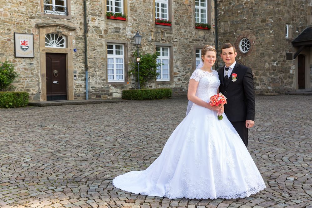 Ein Brautpaar am Schloss Hückeswagen Foto & Bild | wedding, outdoor, schloss Bilder auf ...