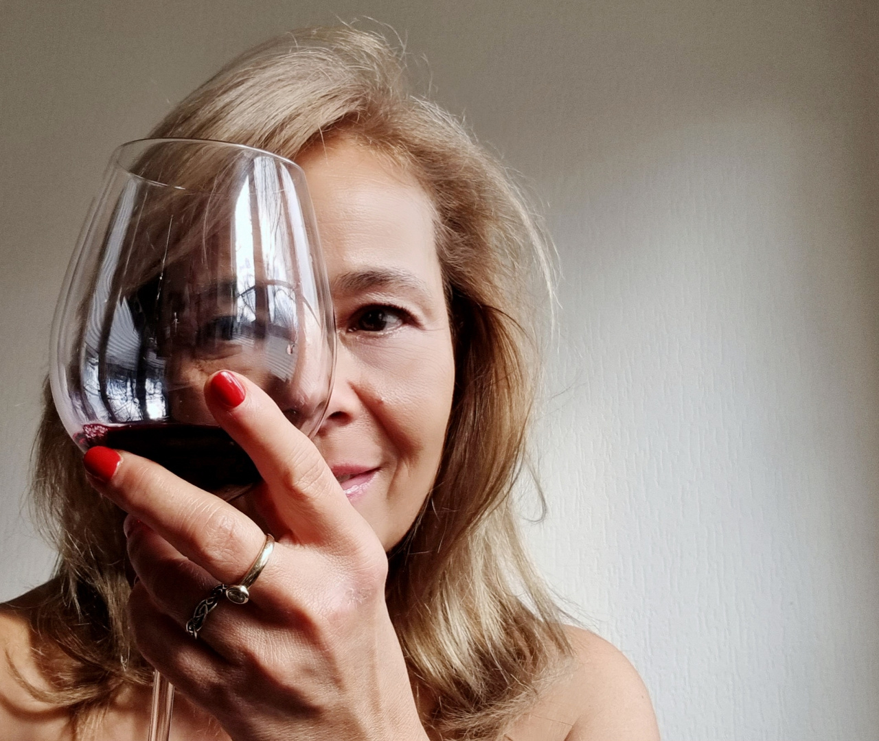 Ein Gläschen in Ehren... Foto & Bild | indoor, woman, frau Bilder auf ...