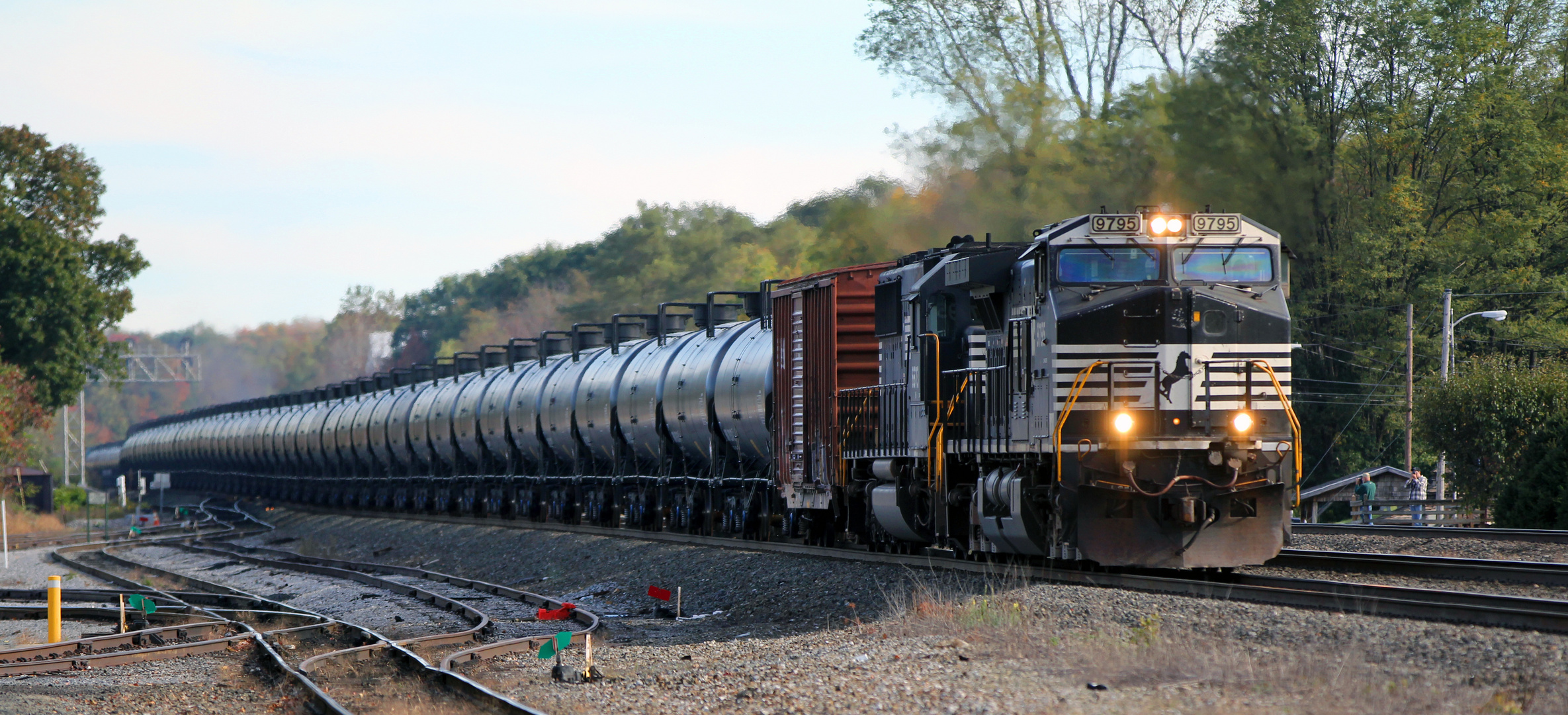 Ein Güterzug mit über 100 Tankwagen passiert Cresson angeführt von NS ...