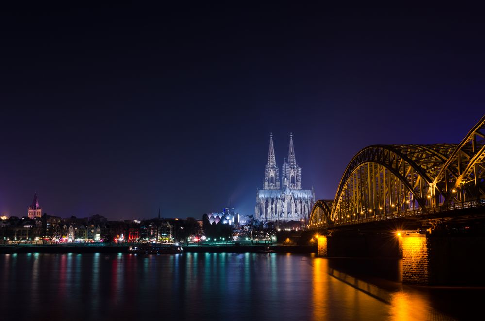 Ein Klassiker - Köln bei Nacht Foto & Bild | architektur, architektur ...