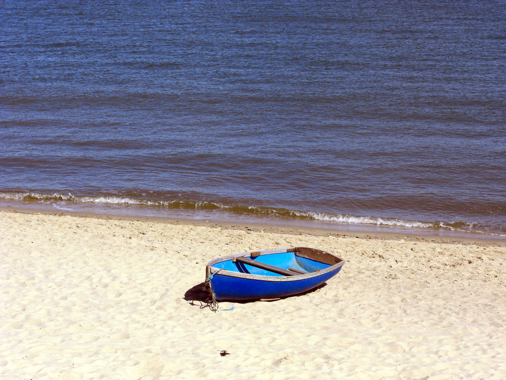 Ein kleines Boot am Strand Foto & Bild | landschaft, meer & strand ...