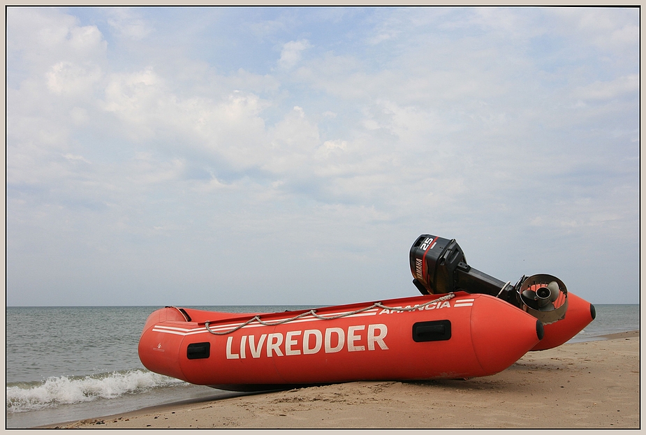 ein knallrotes Gummiboot Foto & Bild | world, denmark, europe Bilder ...