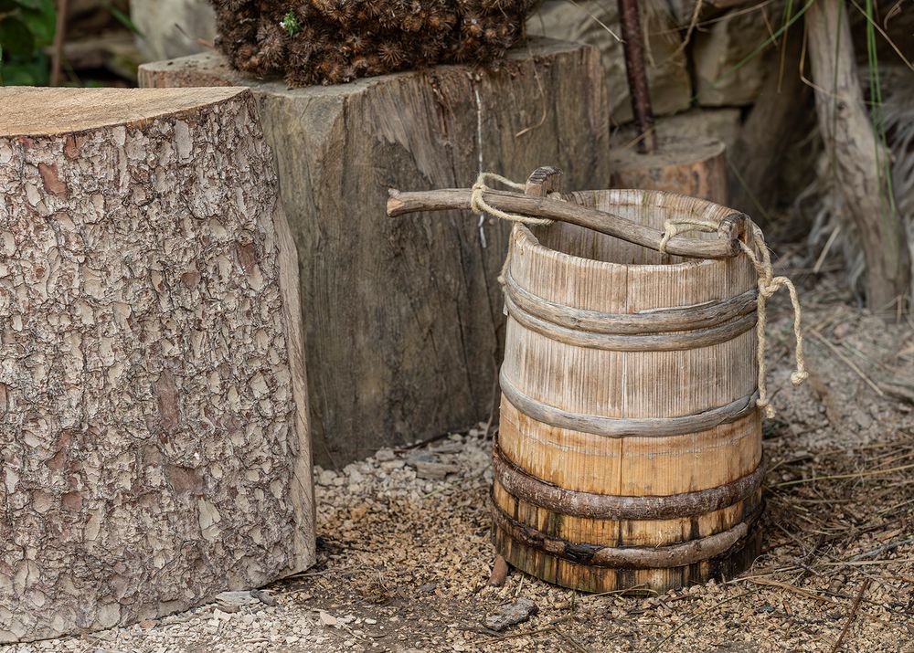 Ein Loch ist im Eimer... Foto & Bild | wasser, architektur, klöster ...