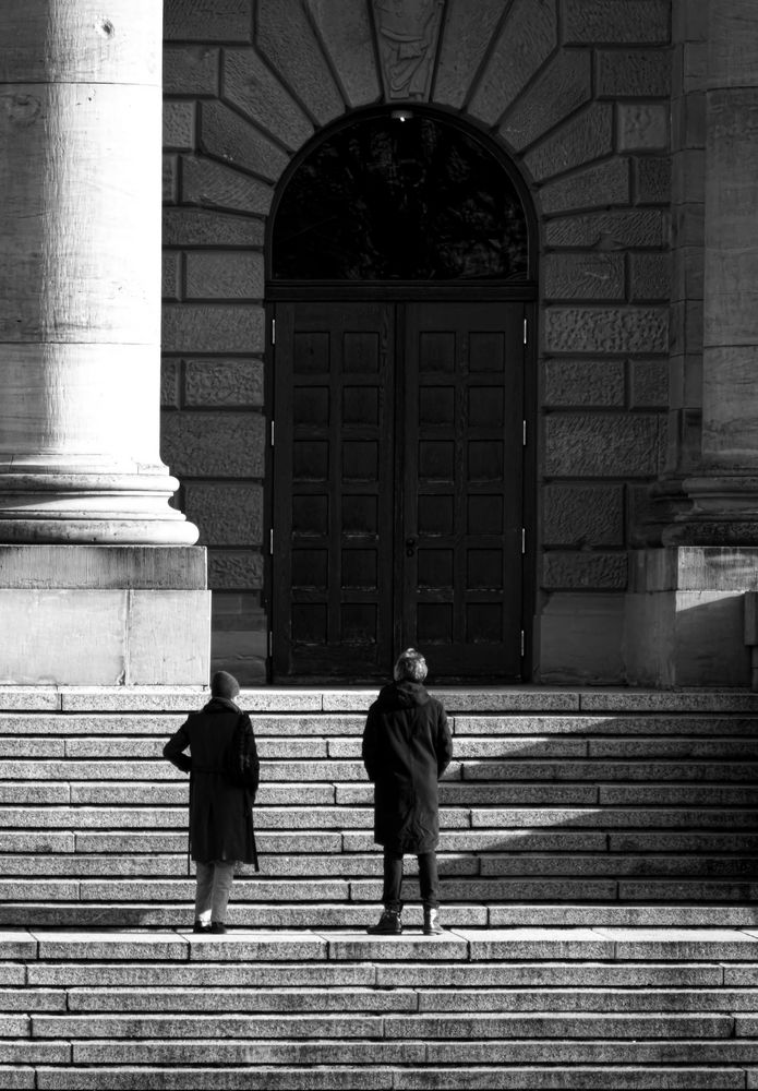 Ein Moment der Stille in urbaner Hektik Foto & Bild | architektur, erwachsene menschen ...