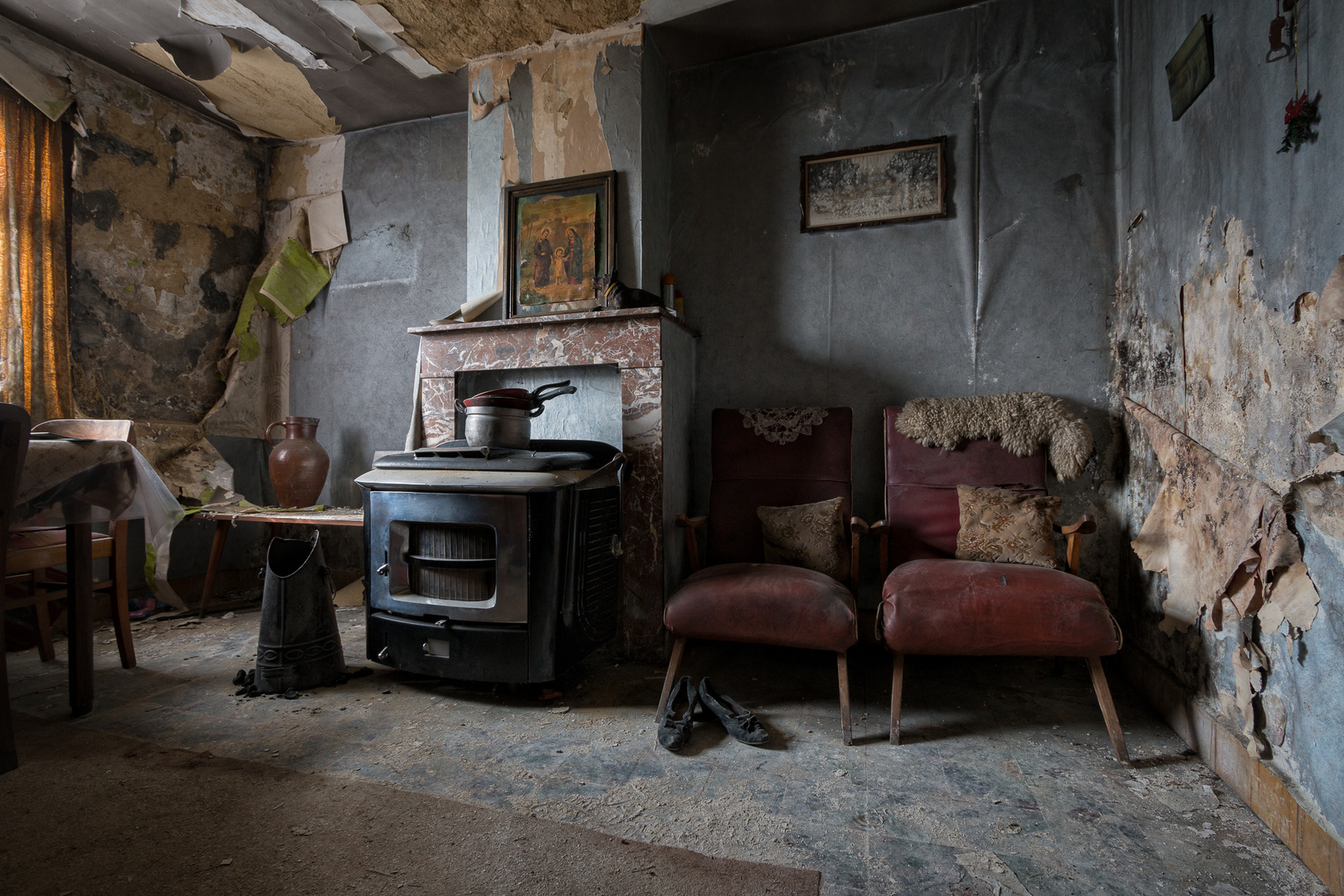 ein Platz am Ofen... Foto & Bild | marode, marodes, urban Bilder auf ...