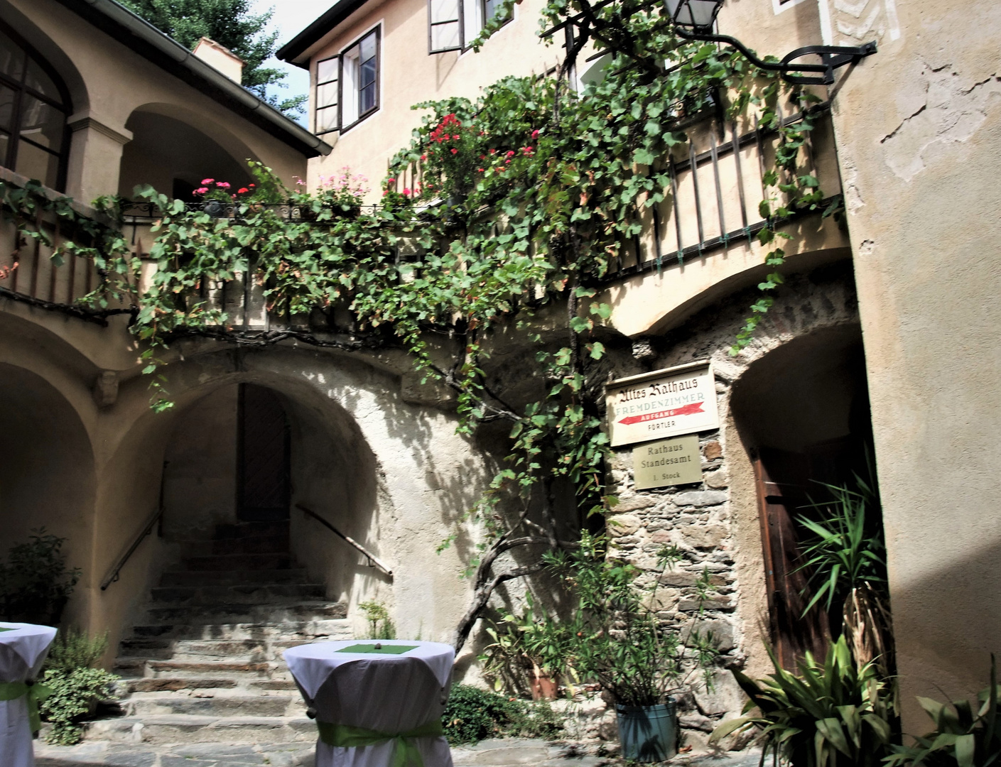 - ein romantischer Innenhof - Foto & Bild | architektur, europe ...