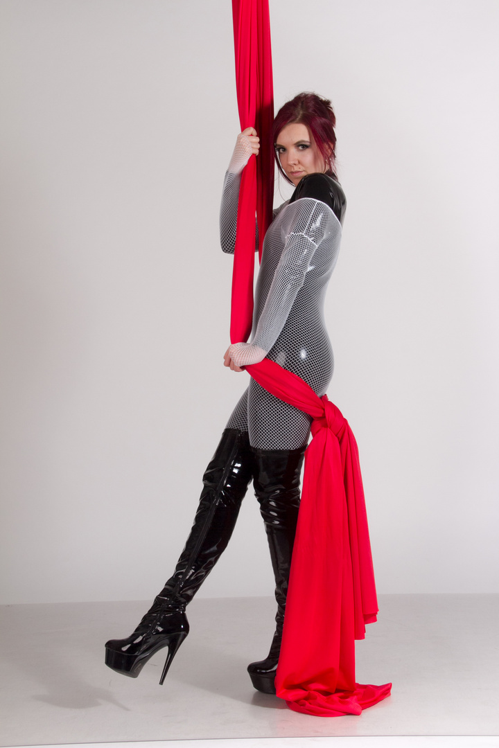 Ein rotes Tuch Foto & Bild | studio, schuhe, indoor Bilder auf ...