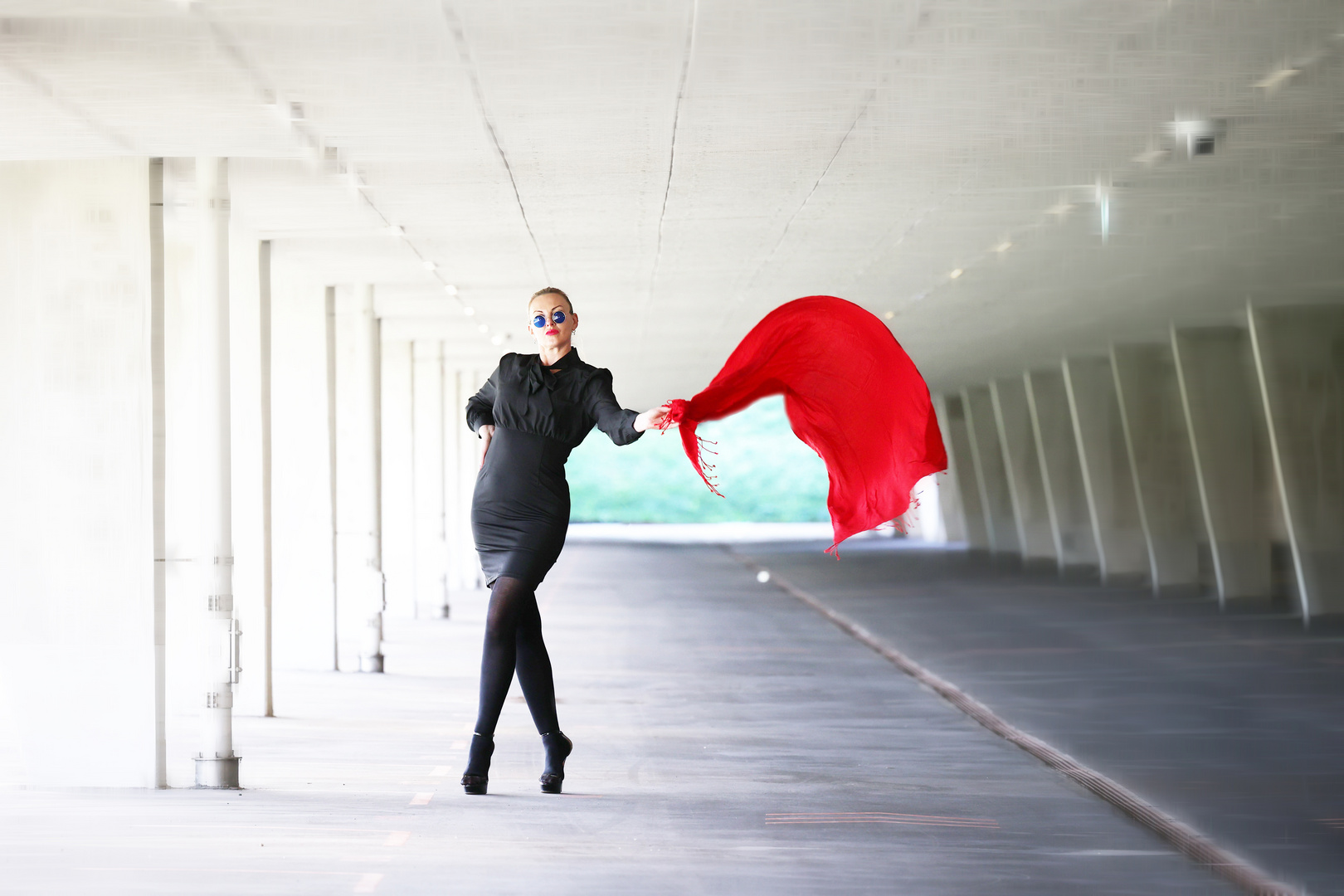 ein rotes Tuch Foto & Bild | outdoor, fashion, menschen Bilder auf ...