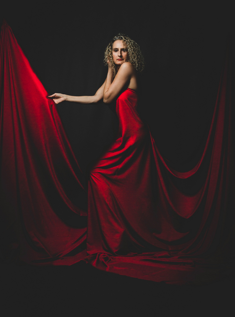 Ein rotes Tuch für mich Foto & Bild | rot, studio, indoor Bilder auf ...