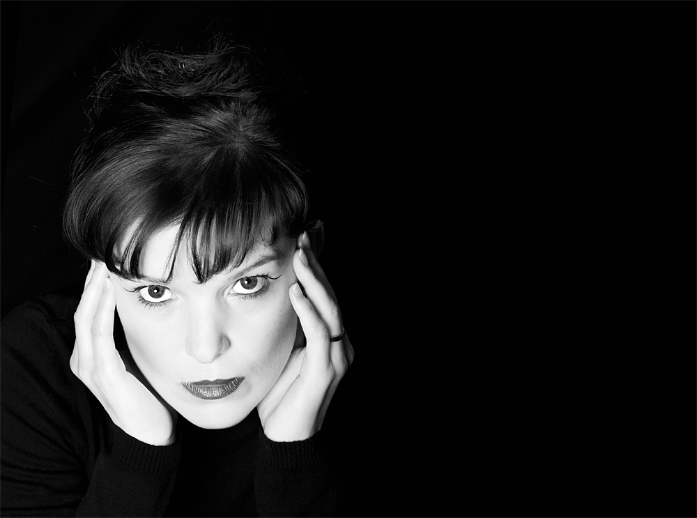 Ein scheuer Blick in s/w Foto & Bild | portrait, portrait frauen ...
